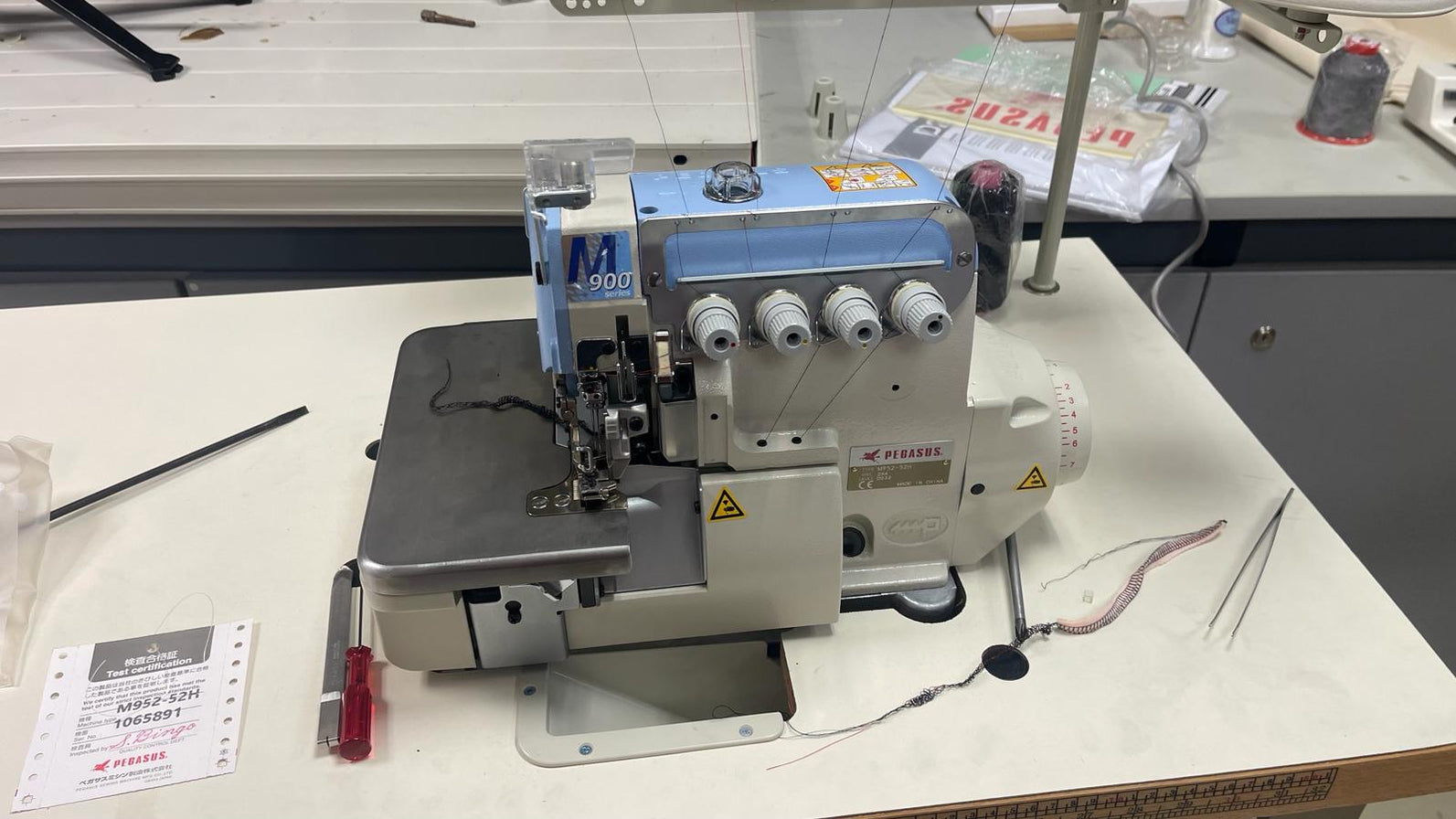 Pegasus M952 (Pegasus 900-series) 4-Thread Industrial Overlock Machine ...